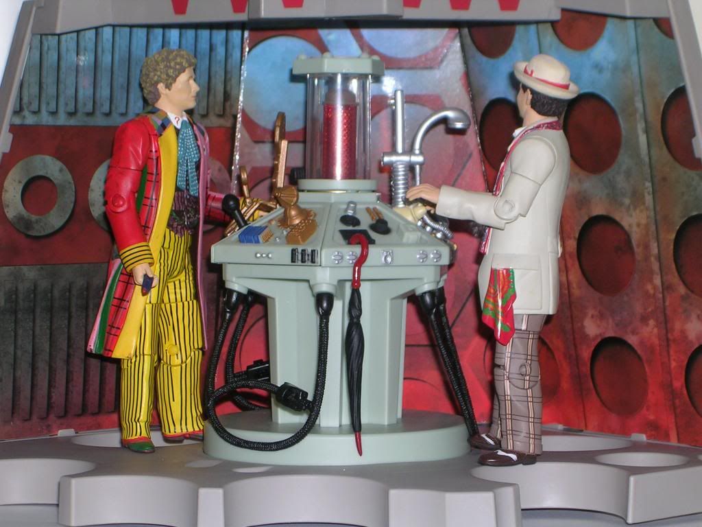 Doctor Who Junk Tardis Playset By Character Options Figurefan Zero